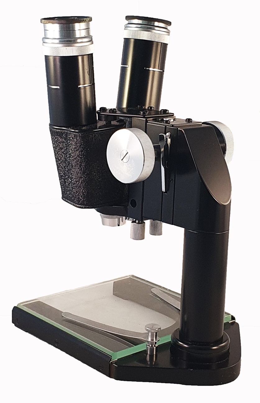 A close-up of a microscopeDescription automatically generated